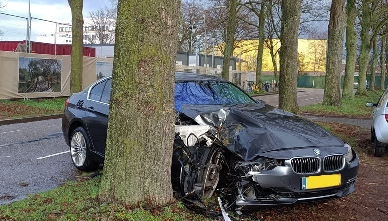 Automobilist botst tegen boom in Doetinchem