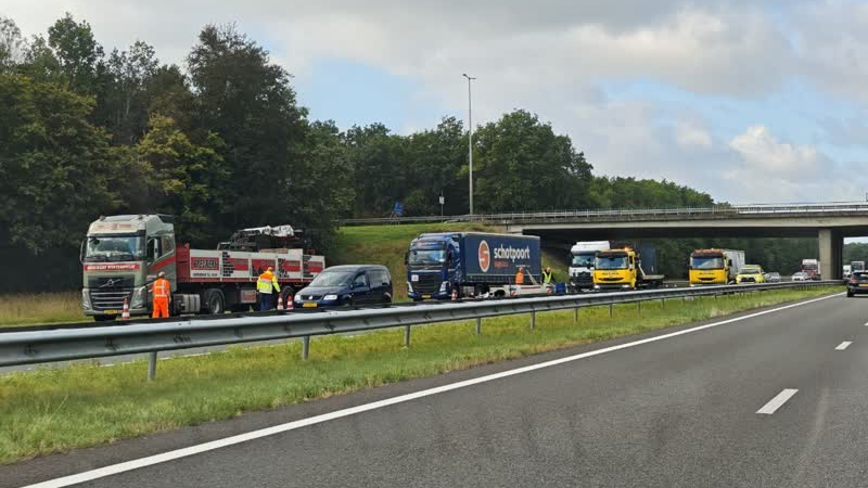 Aanhangwagen met schroot kantelt op A18