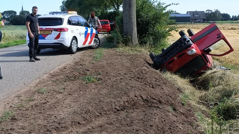 Automobilist slaat over de kop nabij Netterden