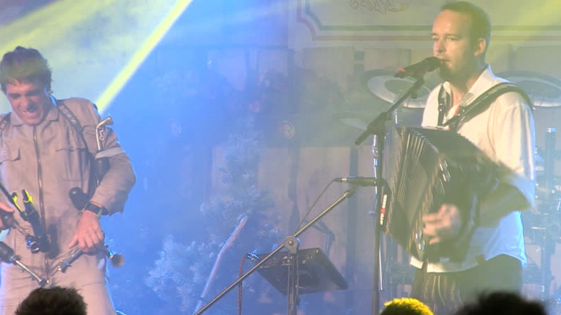 Konis Hupen toetert door de Tirolertent