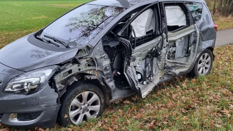 Auto verliest zijkant na aanrijding met vrachtwagen bij Varsseveld