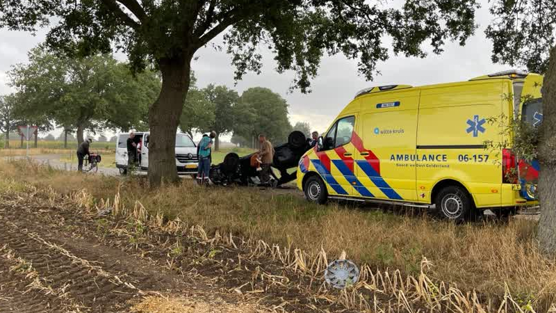 Automobilist slaat over de kop bij Silvolde
