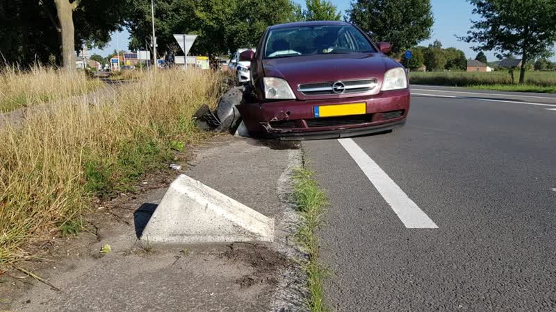 Auto met klapband eindigt in berm Etten