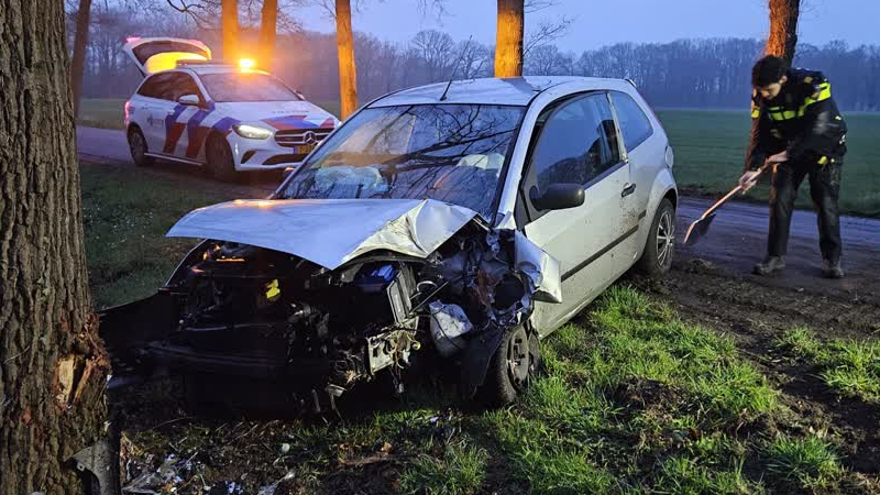 Automobilist gewond na frontale botsing op boom bij Vorden