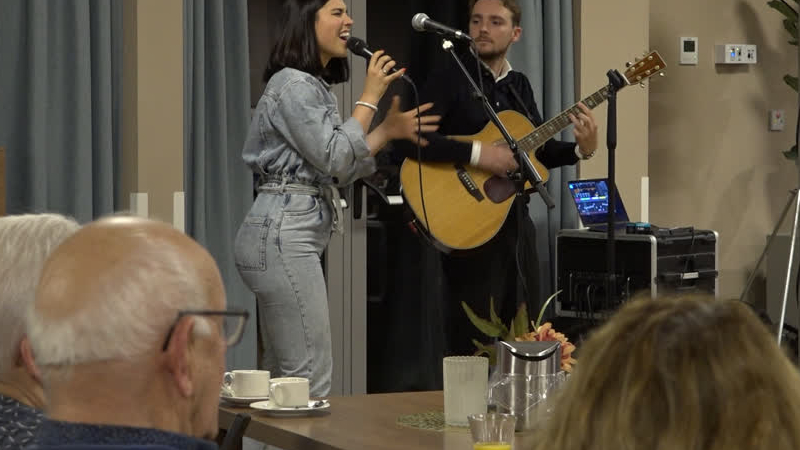 Bewoners swingen met Emma Luca tijdens ‘Los in Debbeshoek’ in Ulft