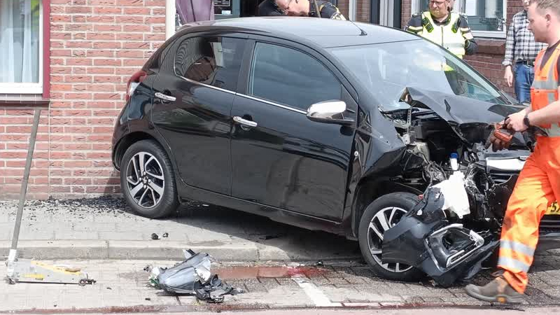 Automobilist raakt onwel en botst op geparkeerde auto