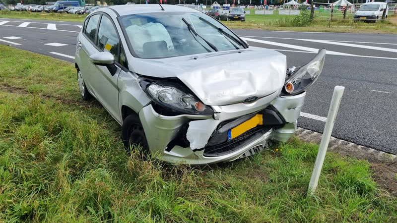 Kop-staartbotsing met drie auto's bij Heelweg