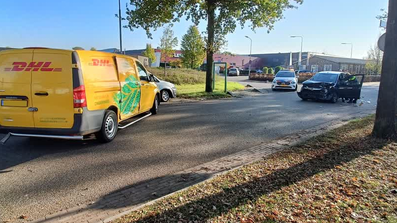 Bestelbusje botst op personenauto in Lichtenvoorde