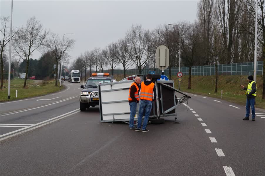 Gekantelde aanhanger zorgt voor overlast Gekantelde aanhanger zorgt voor overlast